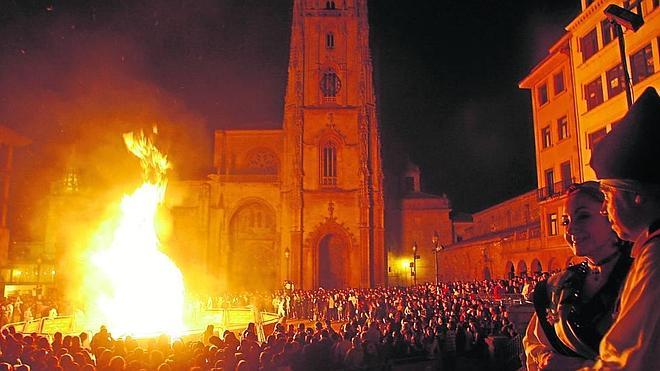 La hoguera de San Juan vuelve a arder esta noche en la plaza de la Catedral | El Comercio